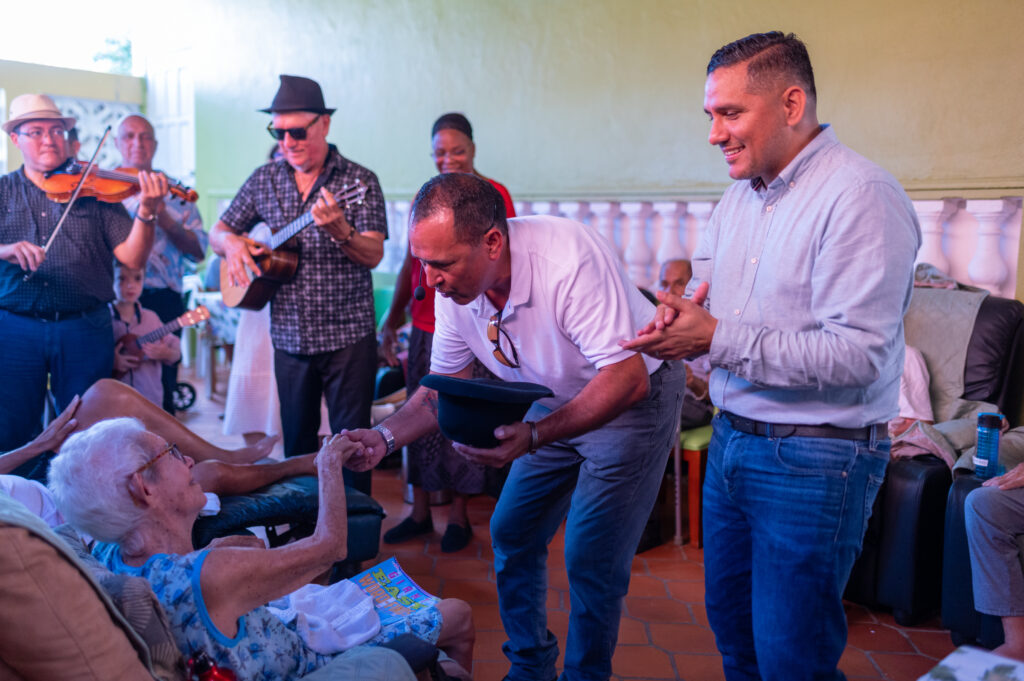 Minister Ursell Arends a habri aña bishitando casnan di cuido - Solo Di ...