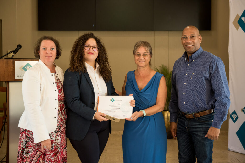 Juelaima Henriquez a gradua como Bachelor den Organization, Governance ...