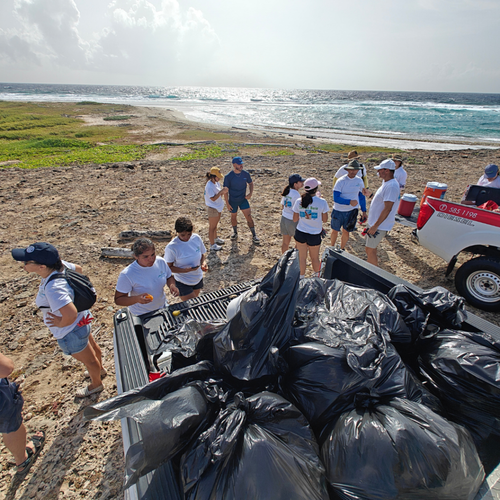Rotary Club Aruba a participa den Beach Clean Up - Solo Di Pueblo ...