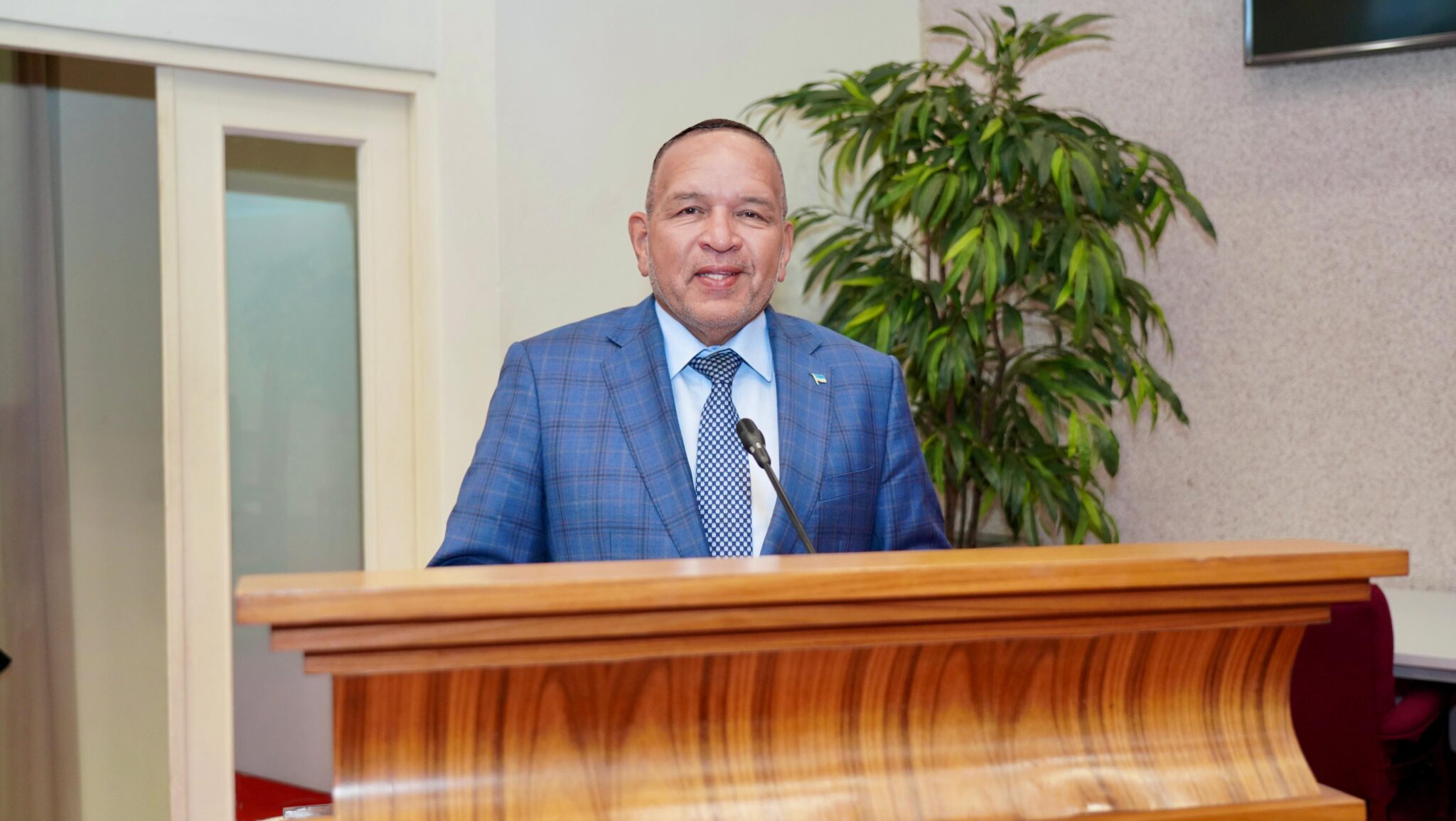 Parlamentario Endy Croes: Crystal Brown a biaha cu Bo den avion priva ...